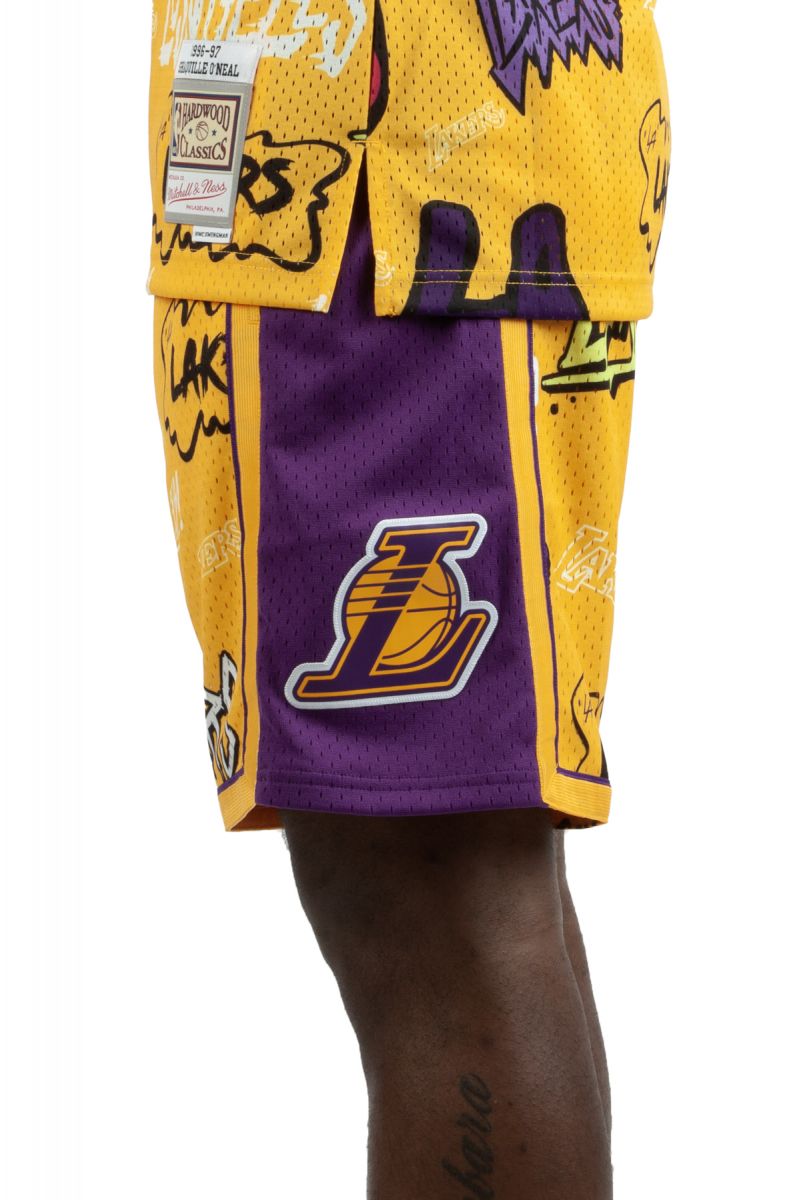 MITCHELL & NESS NBA SLAP STICKER SWINGMAN SHORT PFSW4769-LAL09PPPYELL ...