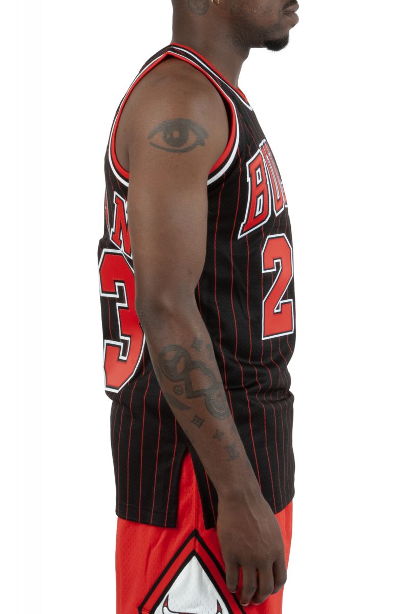 MITCHELL & NESS Authentic Jersey Chicago Bulls 1995-96 Michael Jordan AJY4LG19002-CBUBLCK95MJO ...